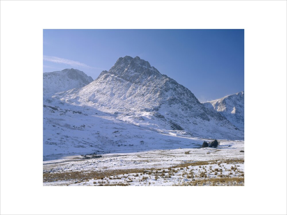 Snow covered view of Tryfan and Ogwen Valley in Carneddau, Snowdonia ...
